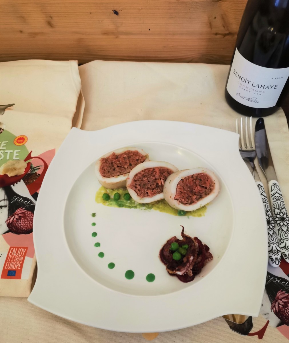 Calamaro ripieno di carne su crema di Piselli e Provolone Valpadana Dop ...